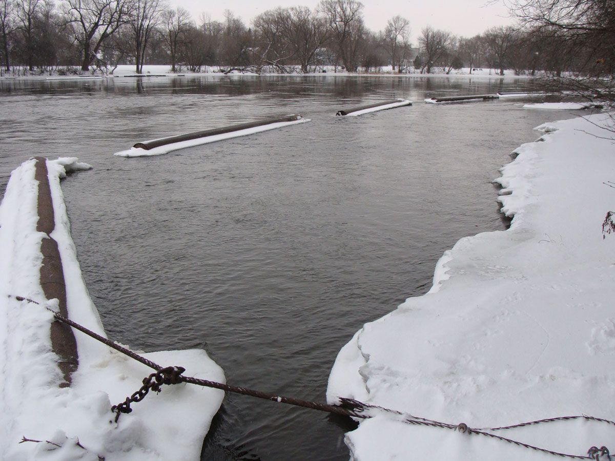 Ice Control Boom in Rideau River | Geniglace