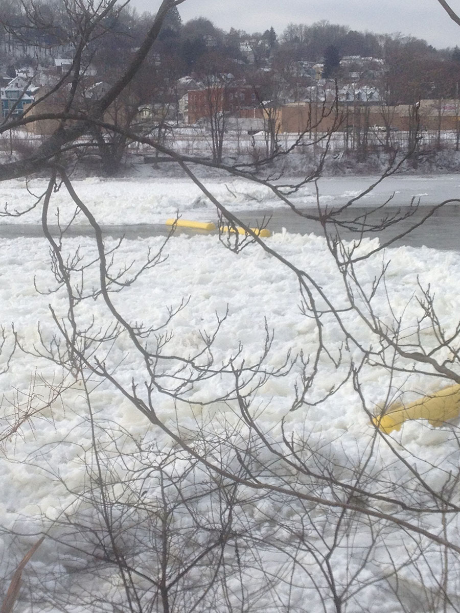 Pontoon, Buoy and Ice Boom in Oil City | Geniglace